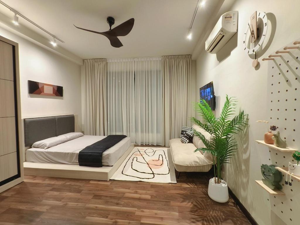 Molek Regency Studio 10 min Austin I 15 min CIQ -4pax PetFriendly ...