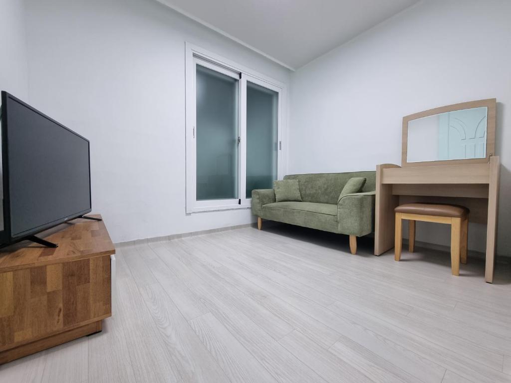Semi-Basement Home 4Beds 3Min from Jeungsan Subway, Seoul (updated ...
