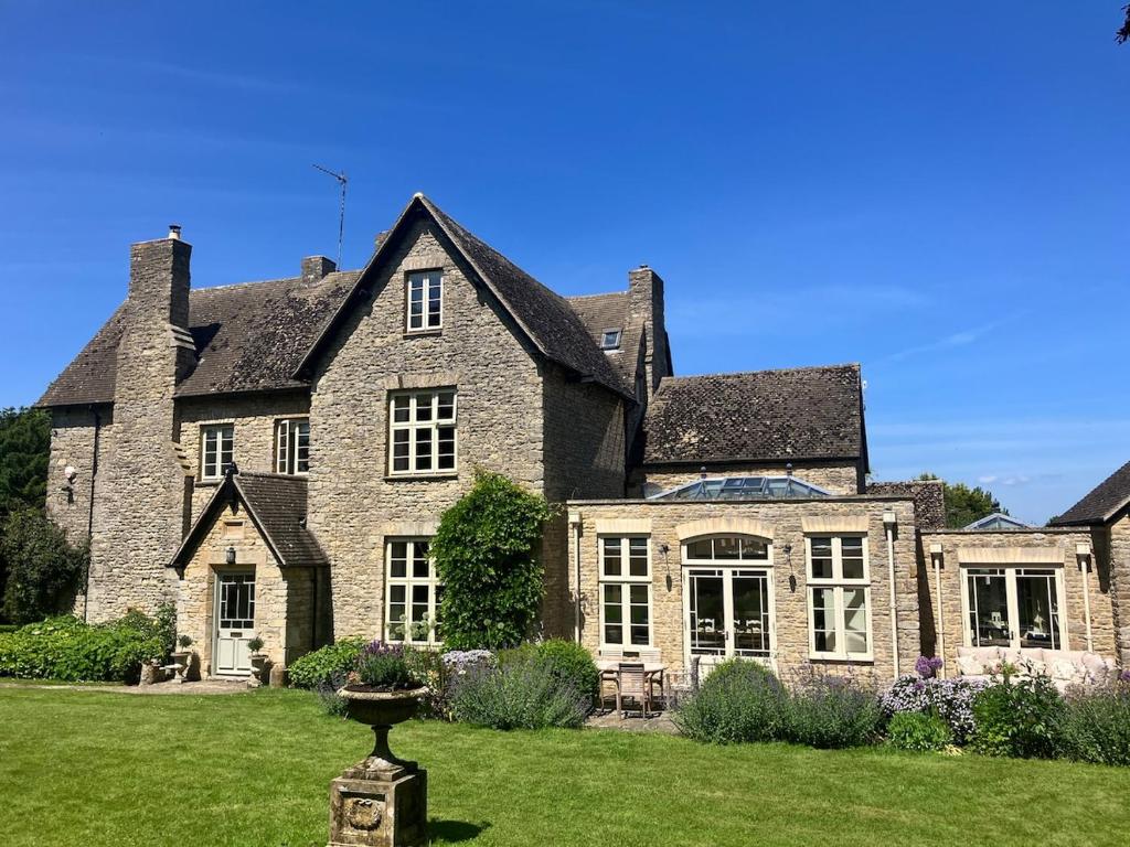 Helmdon House - pool & tennis court, 7 bedrooms, Brackley (prezzi ...