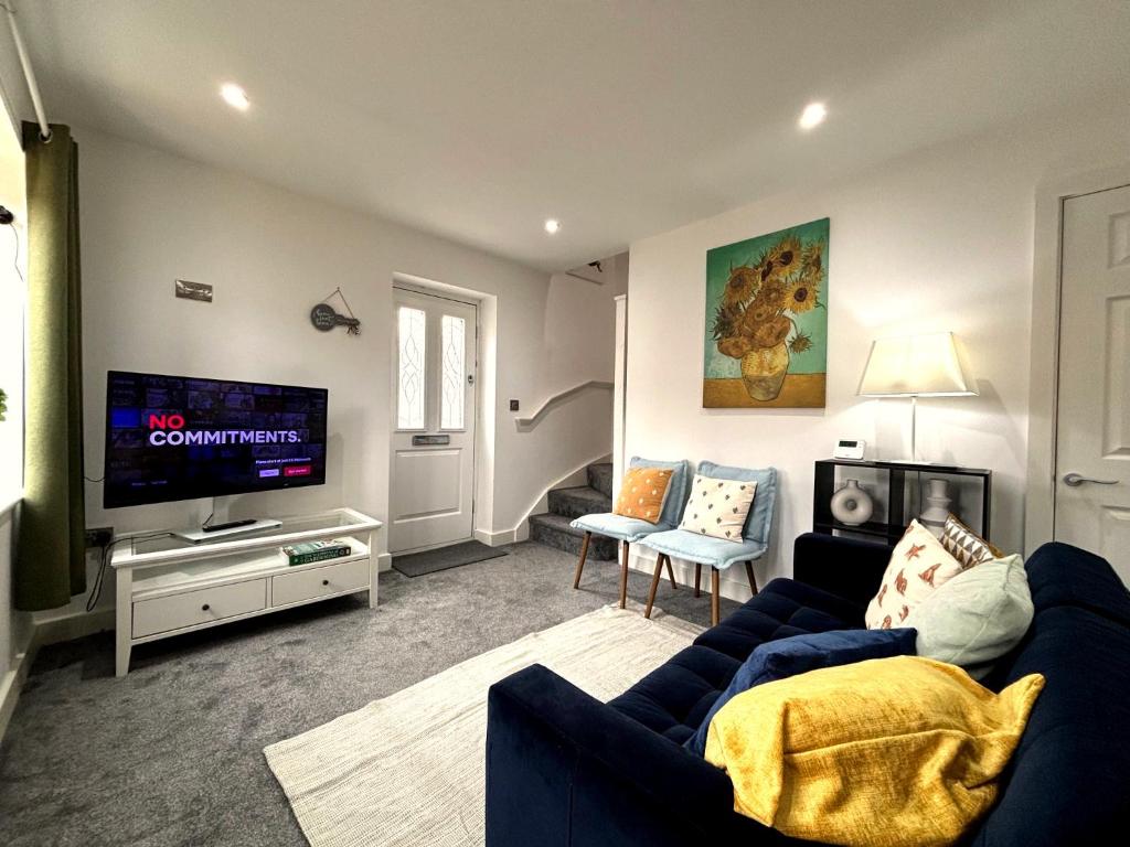 2 Bedroom House - Private Parking - Central, Sandbach (updated prices 2026)