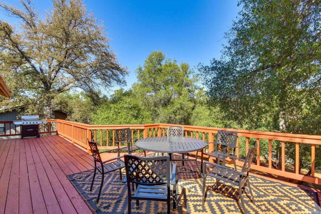 Game Room and Bar Wooded Pine Mountain Lake Retreat, Second Garrotte ...