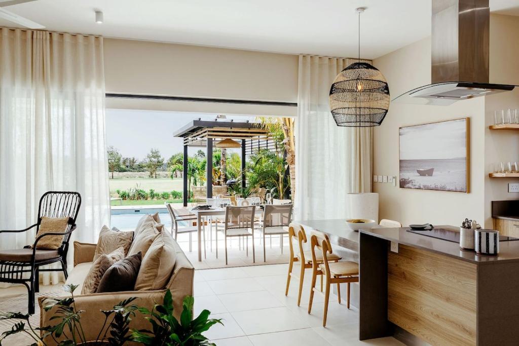 Luxury Golf Villa at Azuri - with beach access, Roches Noires ...