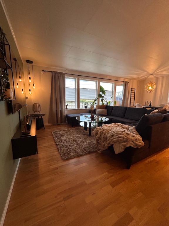 Cozy fjordside house, with mountain view, Fjelldal (2025 güncel fiyatları)