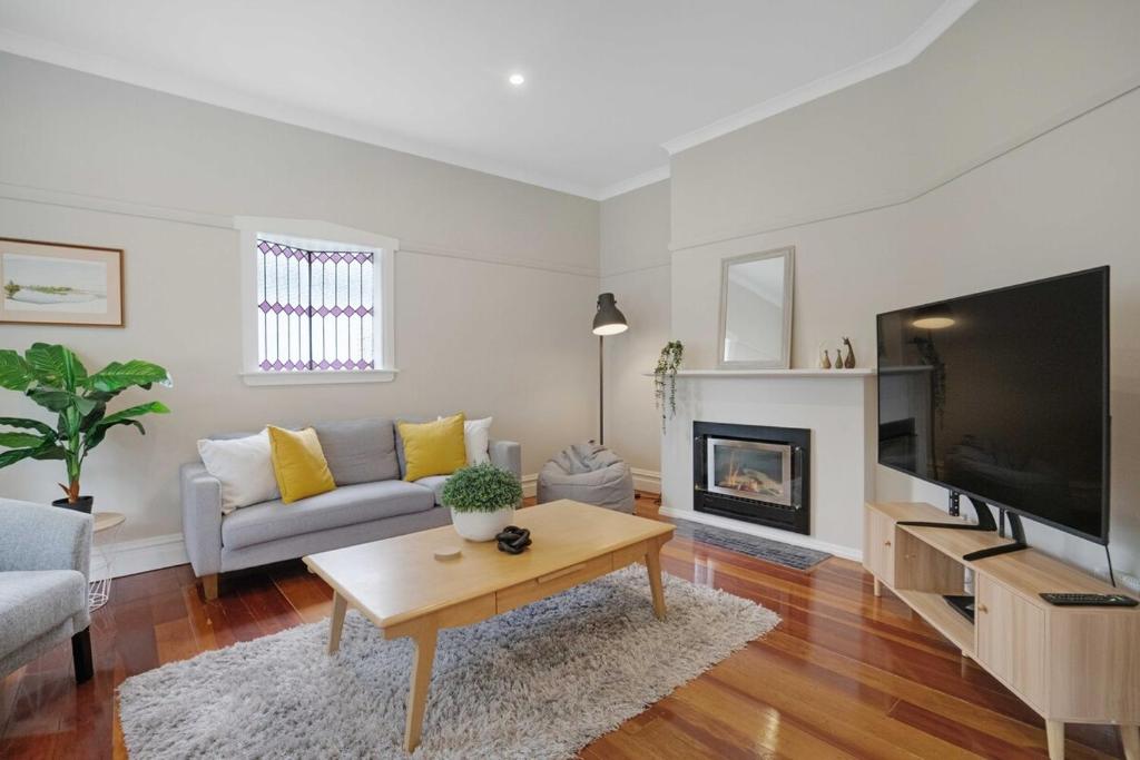 4 Car Parking Fireplace 3 BR 2 BA Work Space, Auckland (preços ...