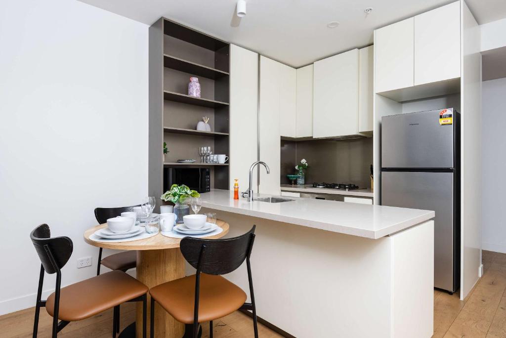 1B1B1S Modern Apt Hi-speed Wifi Free Tram Pool Gym Balcony, Мельбурн ...