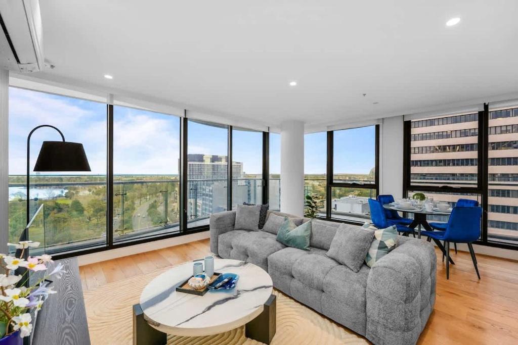Luxurious 2BR w Panoramic Lake Views and Rooftop S, מלבורן (מחירים ...