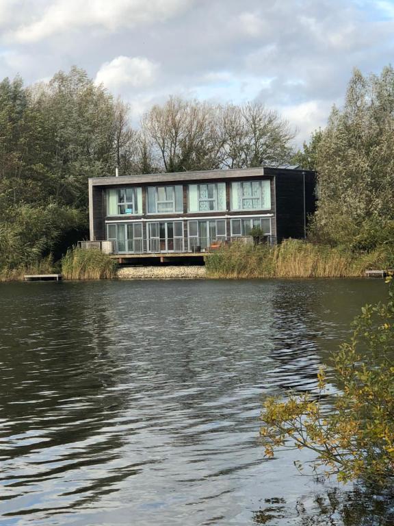 Luxury Lakeside House at Lakes by Yoo, Lechlade (updated prices 2026)