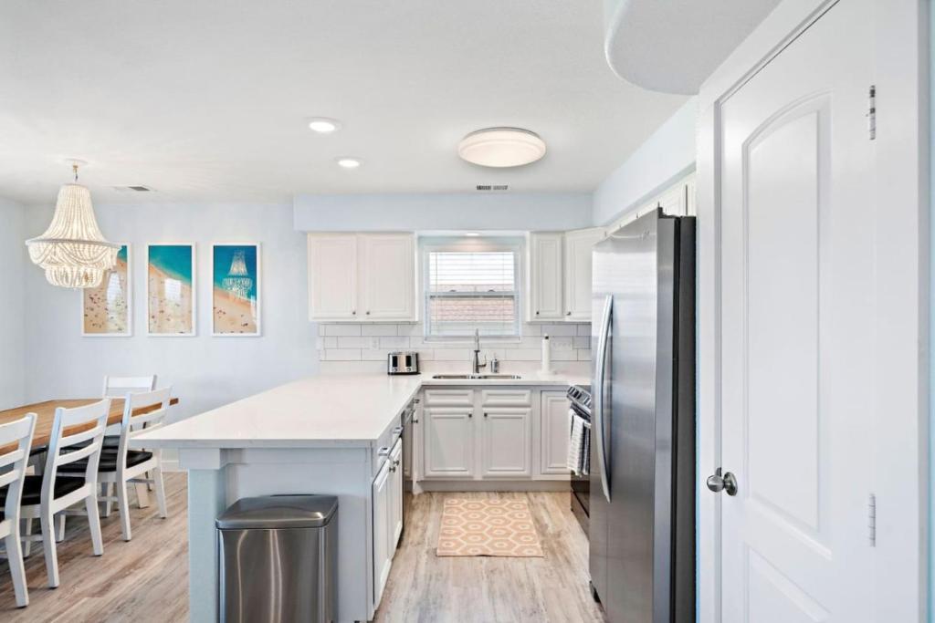 Stunning beach house with huge game room, close to beach, Galveston ...