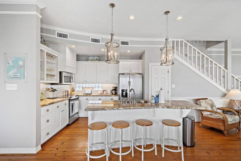 Huge beach house with great views, steps from sand, Galveston की (2026 ...