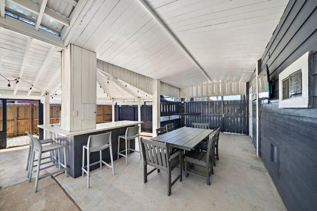 Beach Cottage with Soaking Pool and Outdoor Oasis, Galveston (preços ...
