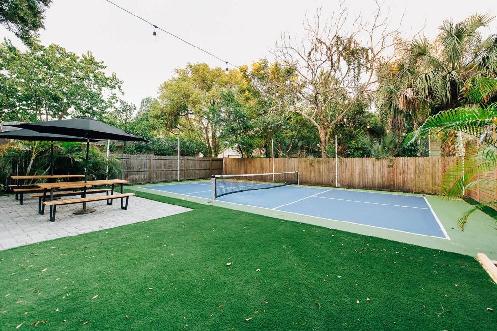 Backyard Pickleball Court| Pet friendly Playcation,‏ טמפה (מחירים ...