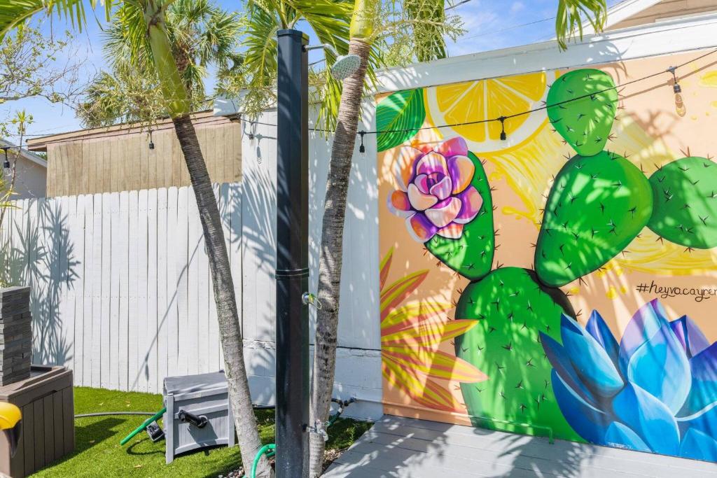 Private Micro-Resort | ALL 4 Units | sleeps 18, St Pete Beach (prezzi ...