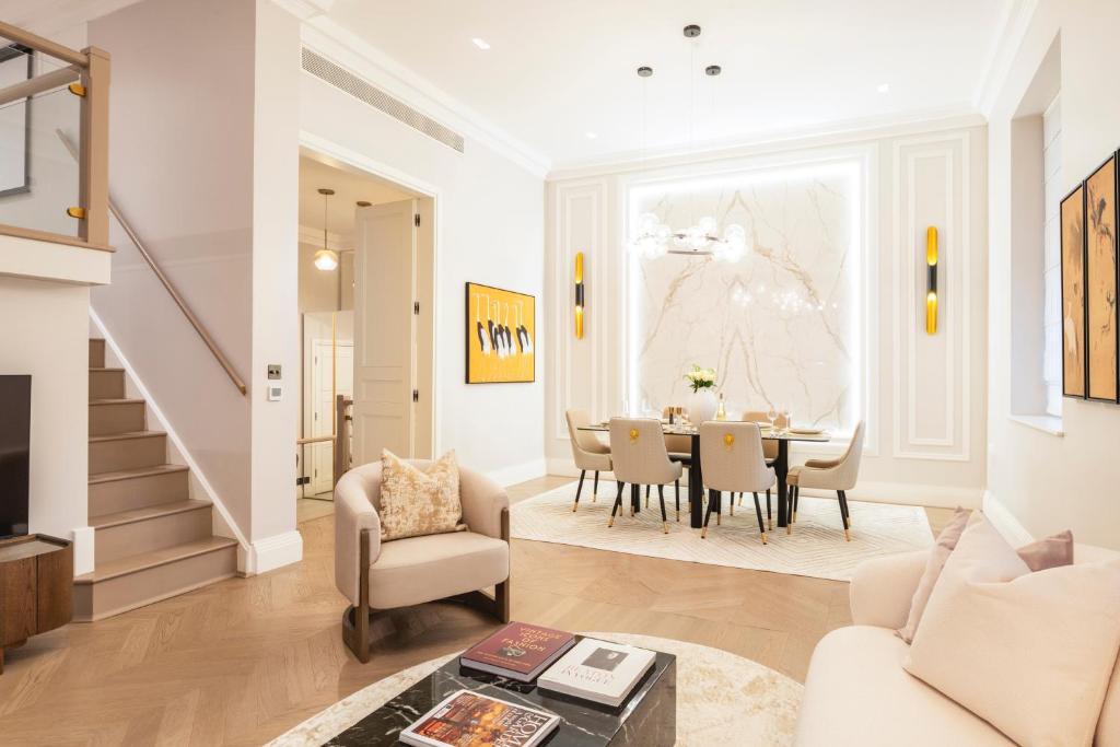 Grand Luxury Duplex with Private Cinema Room - 3BD 4BA, London (updated ...