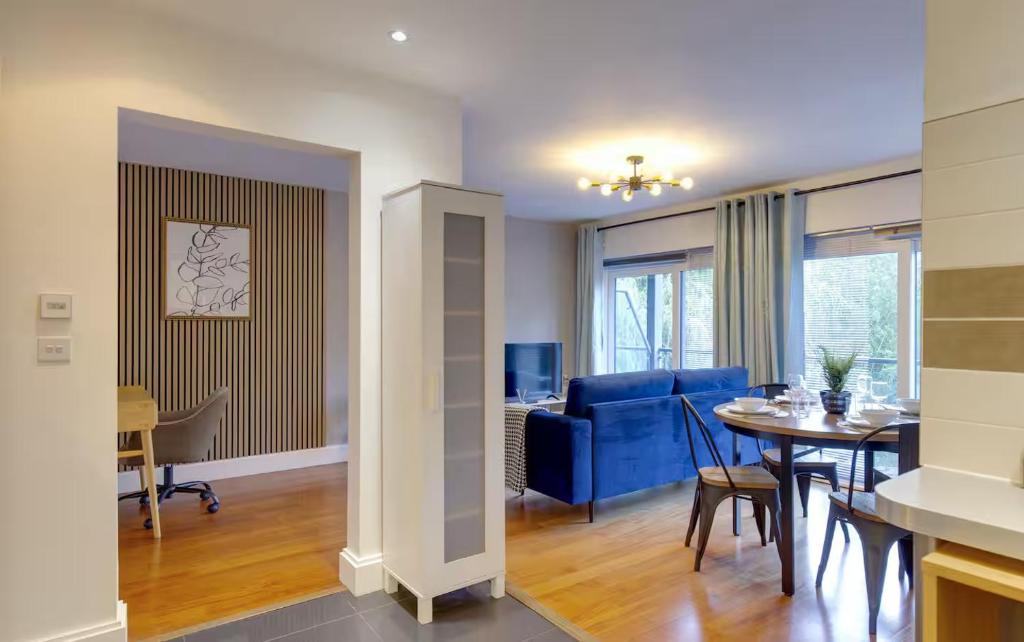 Pass the Keys Stylish Riverside Apartment with Free Parking, Chesterton ...