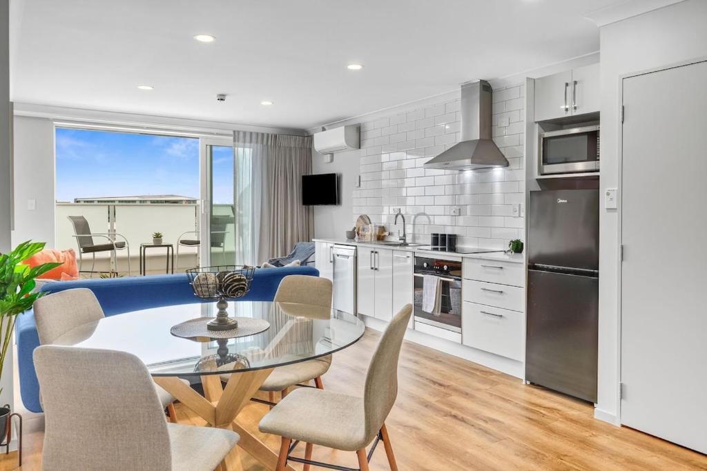 Hamilton High-Rise - Central Sunset Views, Hamilton (updated prices 2026)