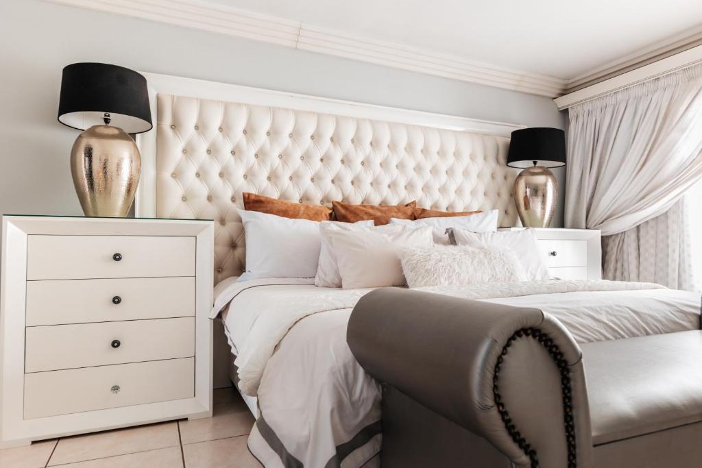 Modern 3-Bedroom Home near OR Tambo Airport, Vosburg (tarifs actualisés ...