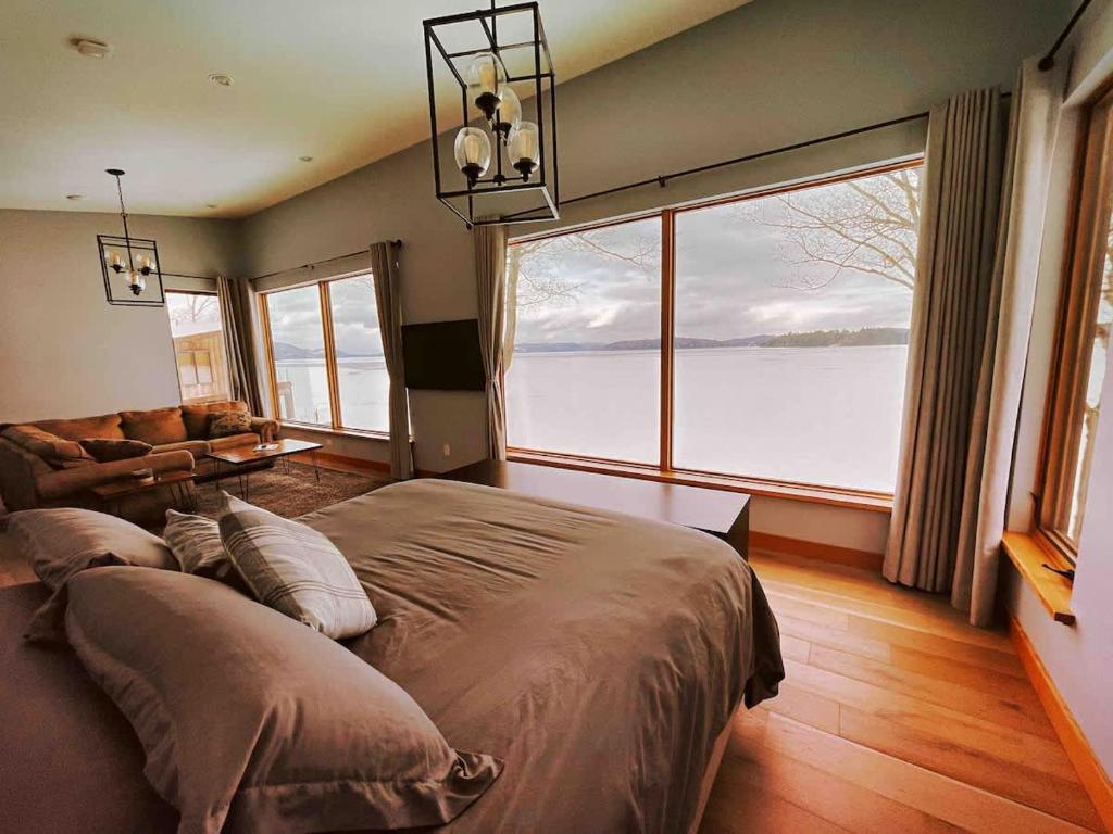 Luxury Lake Memphremagog Loft - 2 Bedrooms Water Views Firepit & Dock ...