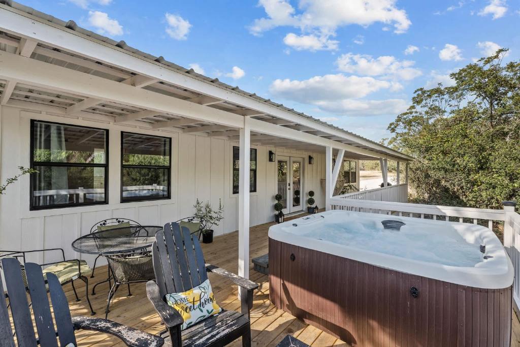 Running Buck Cabin 2 - Hot Tub & 5 Min to Main, Fredericksburg (precios ...