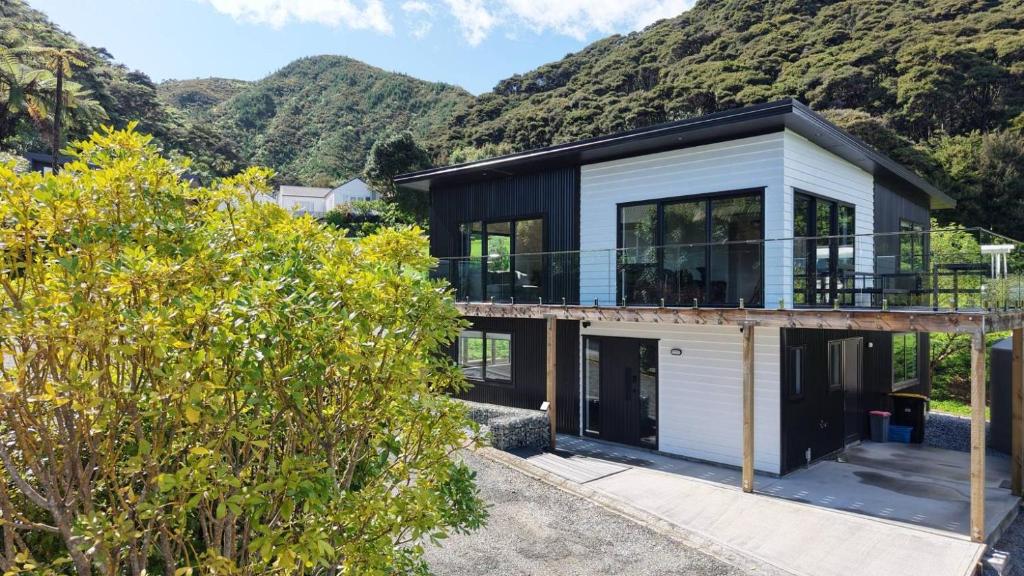 Modern Tata Beach Escape - Spacious New Retreat, Tata Beach (updated ...