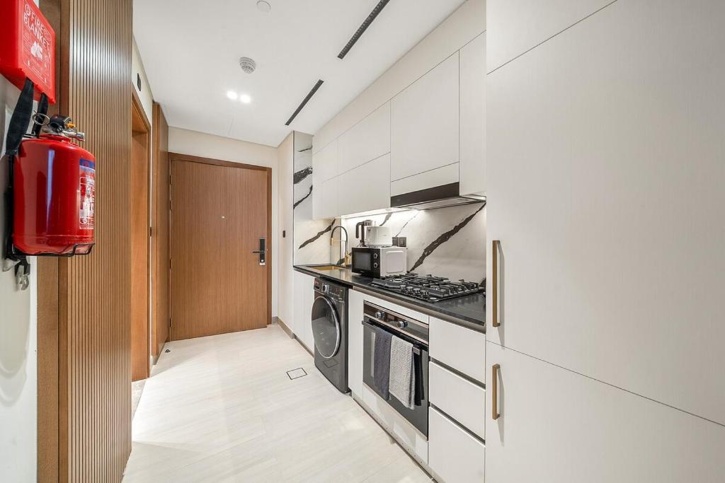 FIRST CLASS Studio Canal and Pool View, Дубай (обновени цени за 2026 г.)