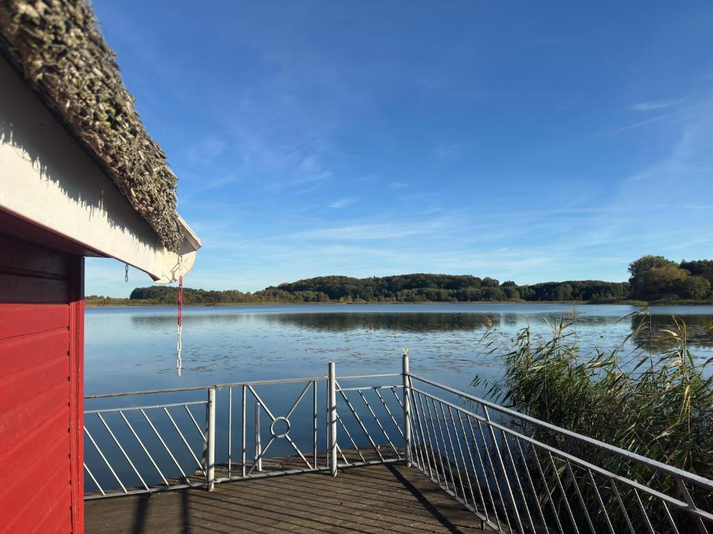 Ferienhaus Bootshaus Direkt Am See Mit Eigenem Steg In 19406 Sternberg Deutschland
