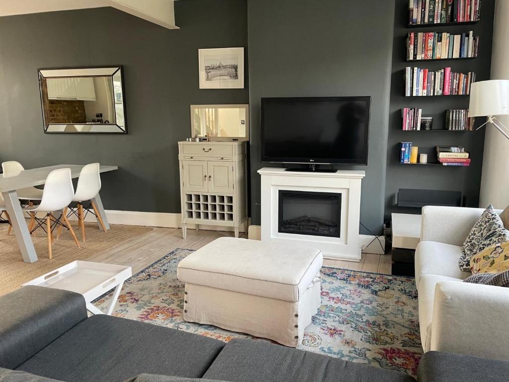 Bright design flat with terrace, great for families, Londra (prezzi ...