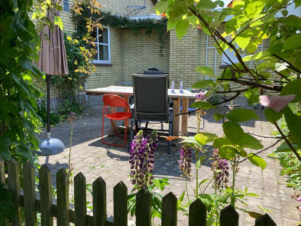 Peaceful Orø Getaway, Cozy Home with Garden & Guesthouse, Holbæk ...
