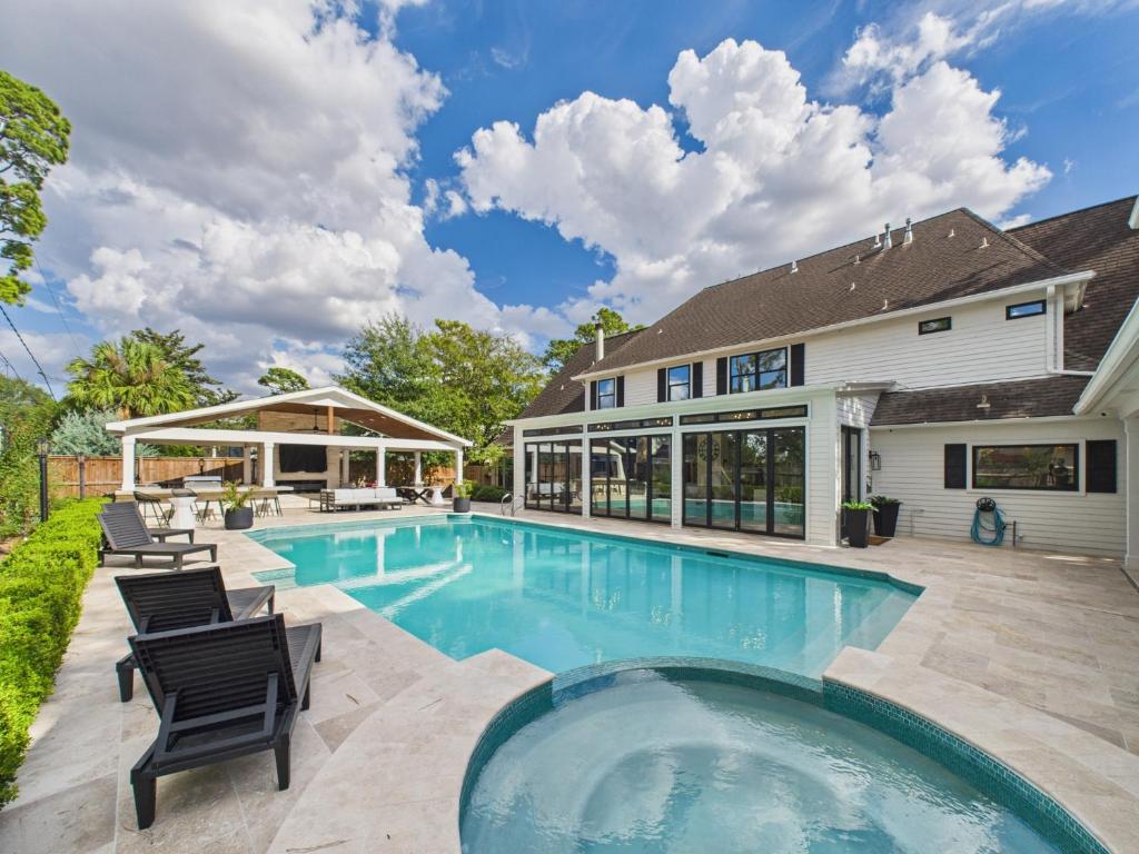 Wagon Wheel BNB - 20 minutes to IAH, pool, spa, 7 BDR, Houston (preços ...