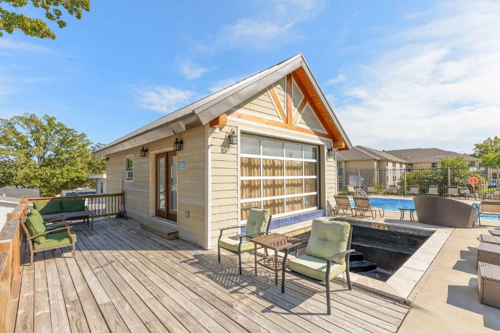 Lighthouse Lodge Pool House - Lakefront studio on the pool deck ...