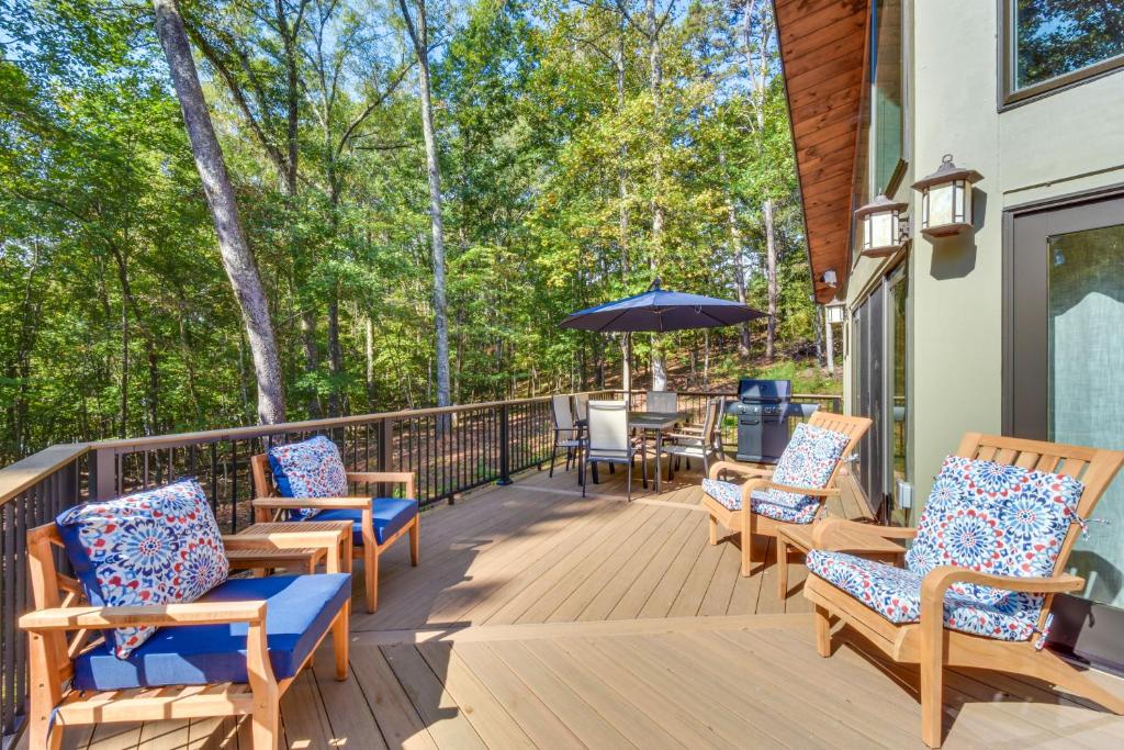 Secluded Lake Lanier Cabin w/ Game Area, Gainesville (opdaterede priser ...