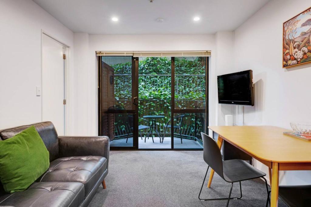 Modern CBD Abode with Lush Balcony - Parking - Gym, Auckland ...