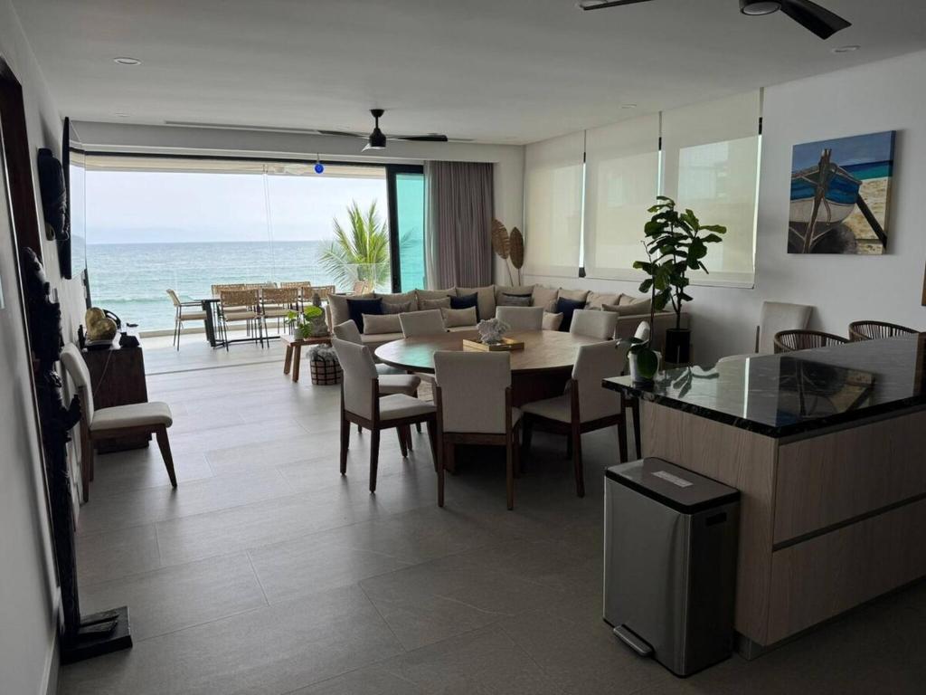 Sea Breeze Retreat 4BR Oceanfront, Bucerias (harga terbaru 2025)