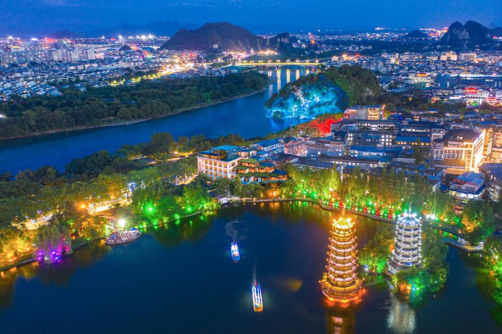 Venus Royal Hotel Guilin Elephant Trunk Hill & Sun and Moon Twin Towers ...