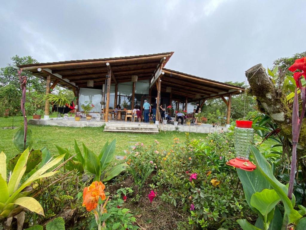 Ecolodge de Bambú en el Bosque Nublado ShantihOMe, San Miguel de los ...