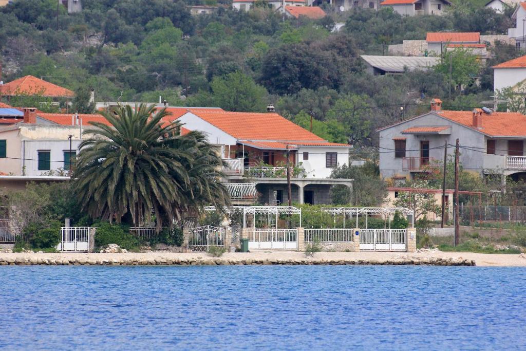 Apartments by the sea Vinisce, Trogir - 10006, Vinišće (prezzi ...