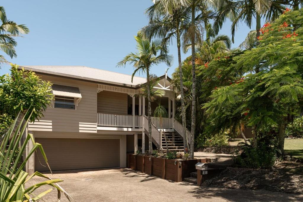 Elegant Queenslander Home with Tropical Pool Area, Noosa Heads (updated ...