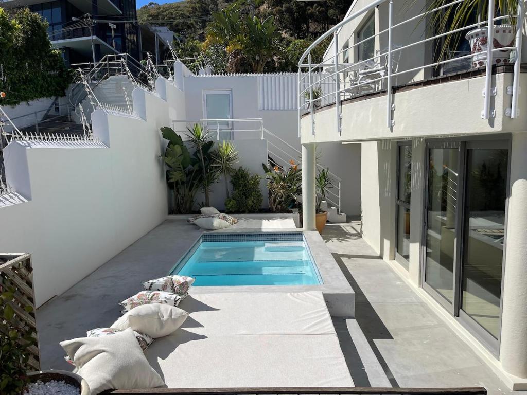 Modern 2 Bedroom Apartment with private pool, BBQ in Seapoint, Cape ...