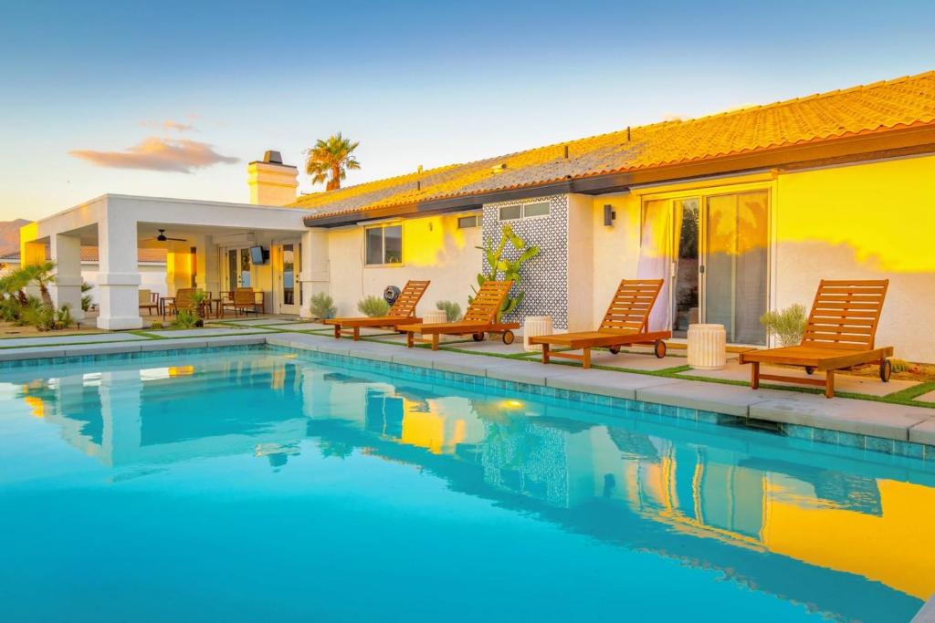 Desert Oasis Villa Heated Pool Spa & Golf Fun Near Coachella, Palm ...