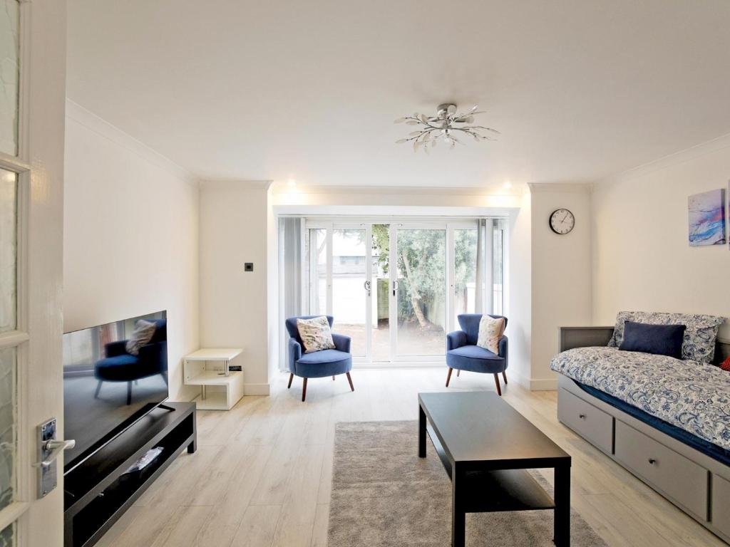 Pass the Keys Modern Riverside Retreat with Parking, Londýn ...