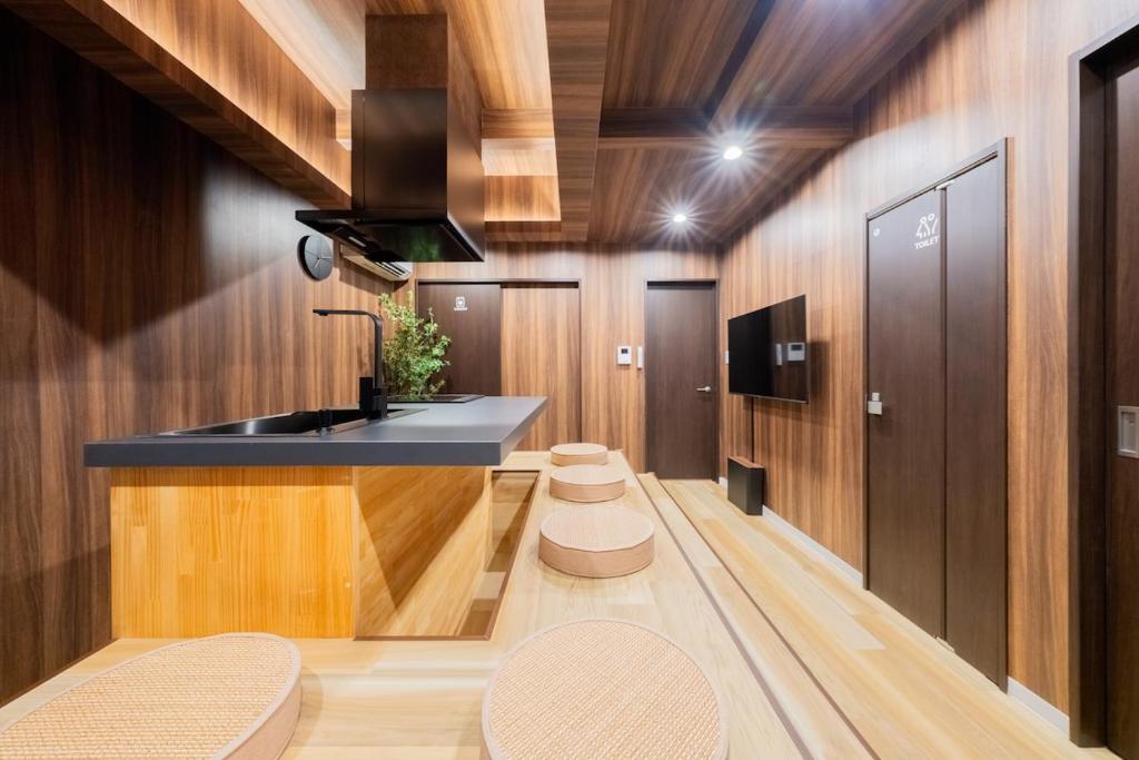 TAku 陶器のお風呂 旅の疲れを癒す新しいお部屋 USJまで10分 ベッド16台 6つの寝室, Osaka (prisene ...