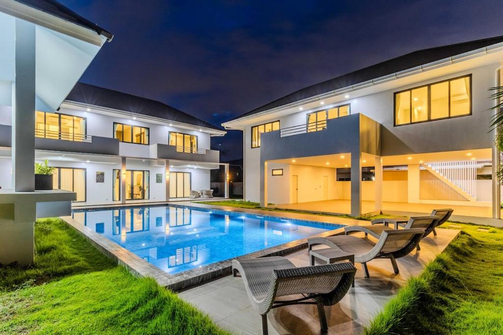 V258 2 Villas 2 Kitchens 2 Livingrooms Huge Pool, Rawai Beach (precios actualizados 2025)