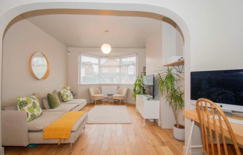 Stylish South Knighton House near Knighton Park, Leicester (updated ...