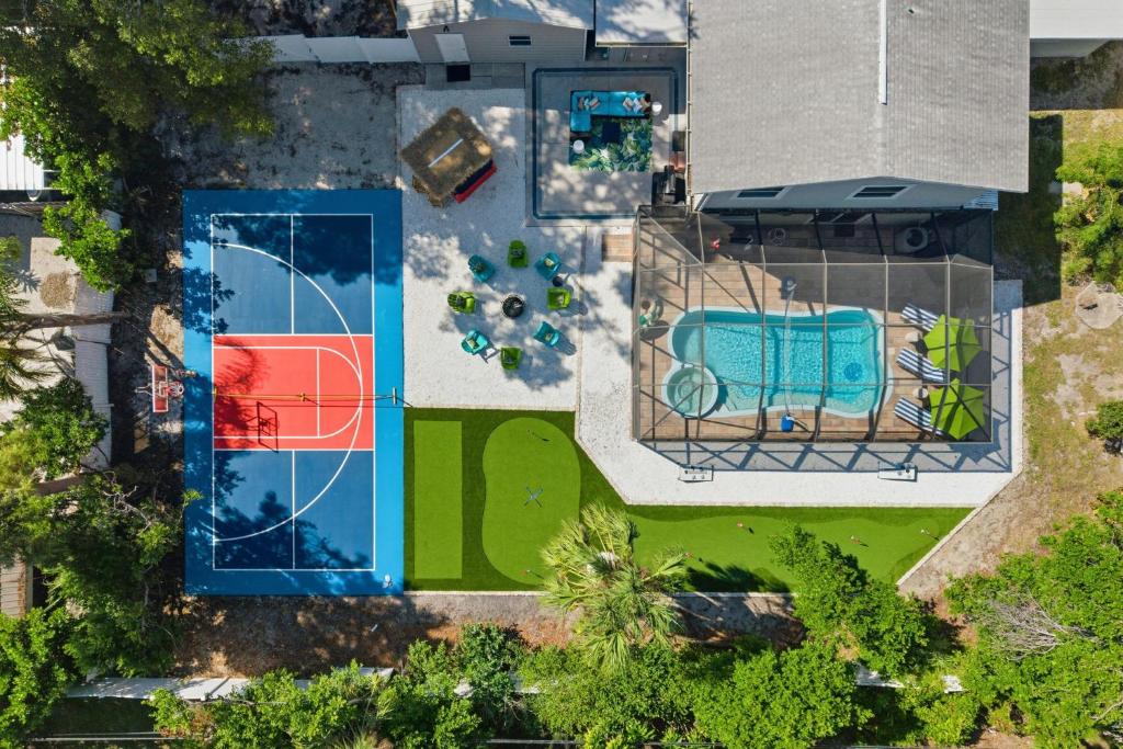 Sleeps 16 Golf Simulator Pickleball Pool Spa, West Bradenton ...