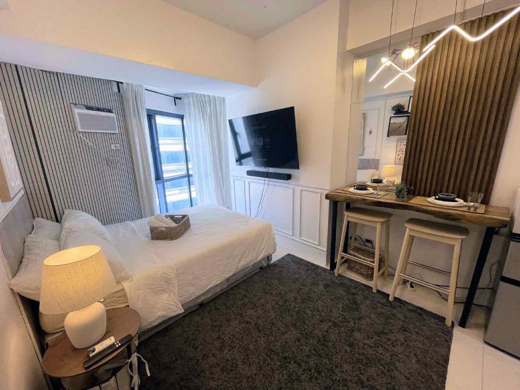 Manila Studio Near US Embassy 40th FL Grand Riviera Suites, Manila ...