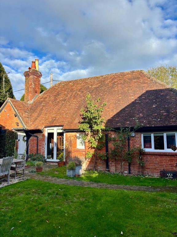 Country Cottage and Converted Barn Suite, Cholderton (оновлені ціни ...