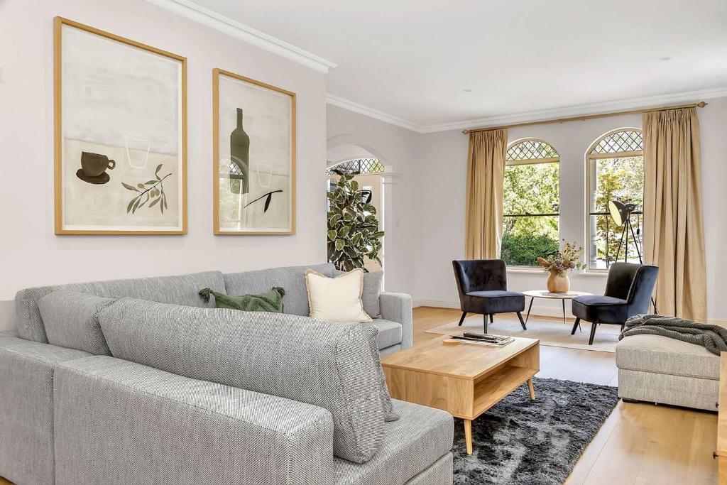 Village House - A Stylish Stay in the Adelaide Hills, Aldgate (updated ...