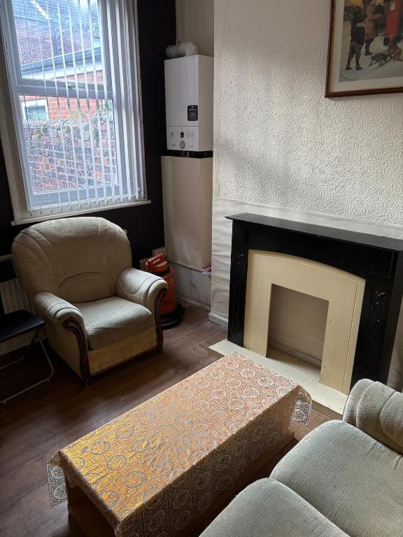 4 Bedroom House on the doorstep of Teeside Uni, Middlesbrough (updated ...