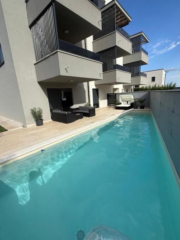 Casa Bella, Tar की (2026 के लिए अपडेट हुई कीमत)