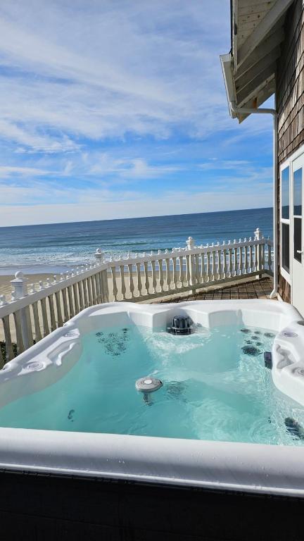Ocean Front Nye Beach House! Hot Tub! Dog Friendly!, Newport (2025 ...