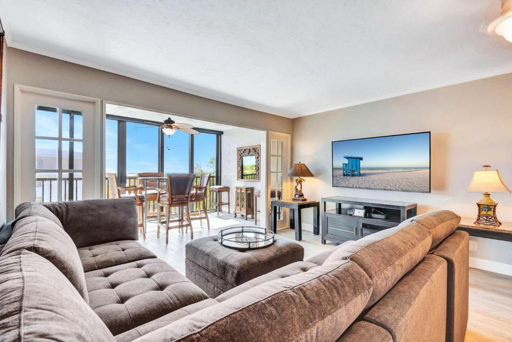 Harbor Towers – Bayfront Luxury with Pool & Tennis, Siesta Key ...